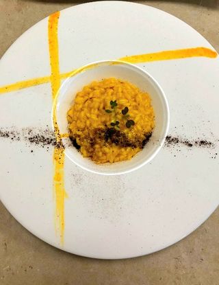 Risotto allo zafferano e carbone vegetale - Al.ta Cucina | Mariomazzei