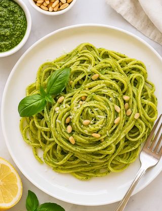 Linguine al pesto con pinoli tostati, basilico fresco e Parmigiano - Al ...