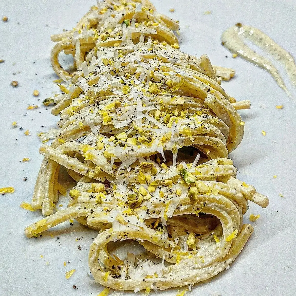 SPAGHETTI ALLA CHITARRA TRA LE NOTE DELLA CREMA DI RICOTTA, PISTACCHI E ...