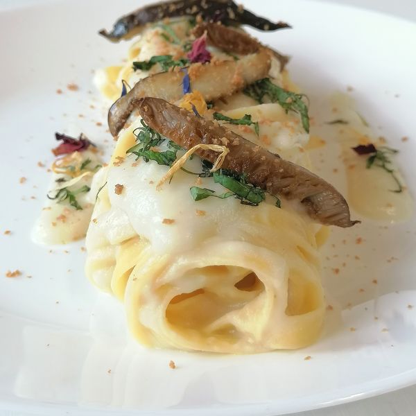 Tagliatelle fresche con crema di cavolfiori e menta, funghi cardoncelli ...