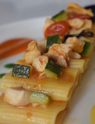 Gigantoni Garofalo con pesce spada, cozze tarantine, zucchine e ...