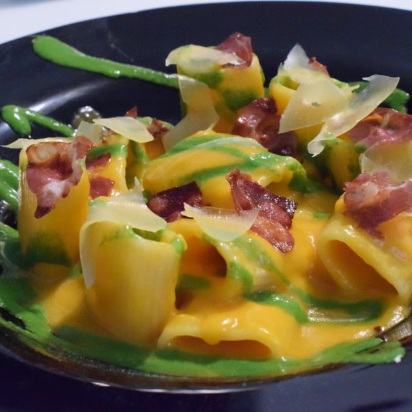 Gigantoni Garofalo con zucca, rucola, capocollo pugliese e petali di ...