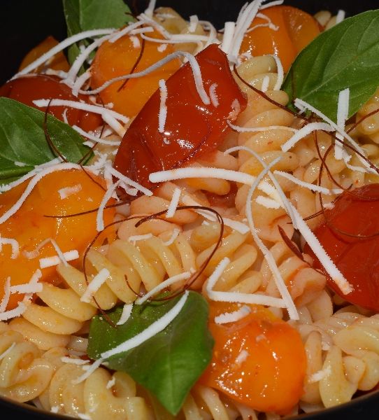 Pasta fredda con pomodorini, cacioricotta, basilico e filetti di ...