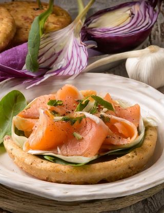 Frisella con salmone fresco puntarelle e cipolla - Al.ta Cucina | Magno