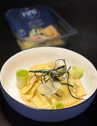 Ravioli ai carciofi Fini Modena con crema di gamberi, zucchine fresche ...