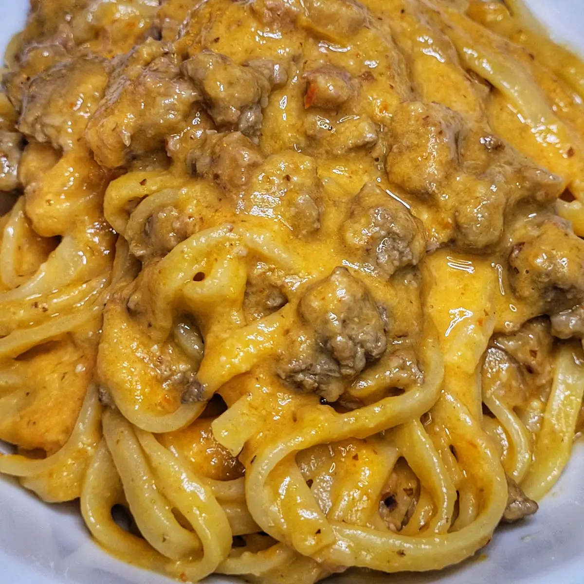 Fettuccine con crema di peperoni, tritato di manzo, salsiccia e cipolla ...