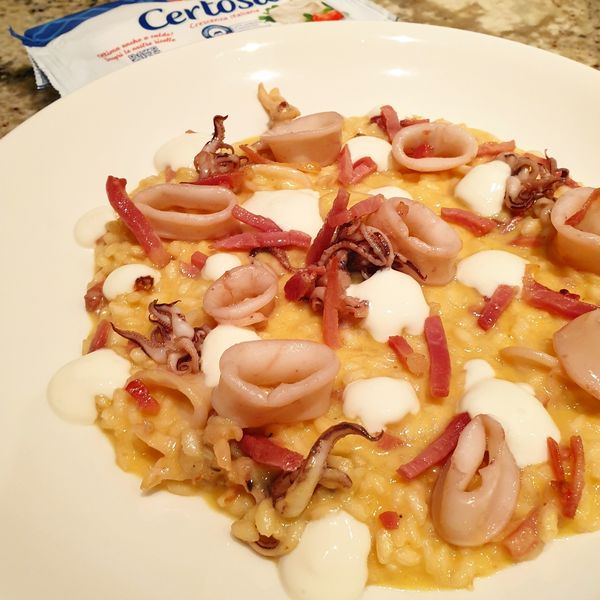 Risotto alla carbonara di calamari e speck con crema di Certosa al pepe ...