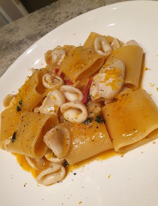 Paccheri con calamaretti spillo e salsa all'arancia - Al.ta Cucina ...