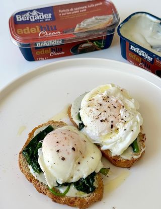 Crostini con Edelblu Cream Bergader, spinaci e uovo in camicia - Al.ta ...