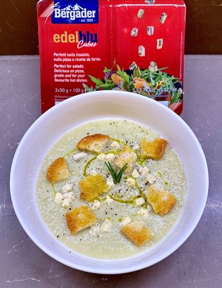Crema di sedano con Edelblu Cubes Bergader e crostini - Al.ta Cucina ...