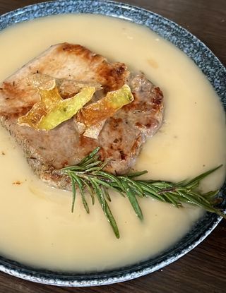 Filetto di suino su vellutata di carne - Al.ta Cucina | chef.kato