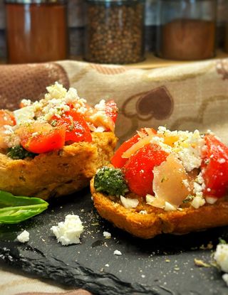 Friselle Integrali con pesto di Rucola, Salmone, Feta e Pomodorini - Al ...