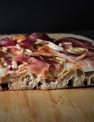 Pizza in pala alla romana con mascarpone, speck e pinoli - Al.ta Cucina ...