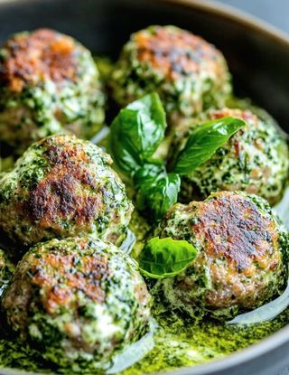 Polpette di pollo al pesto di basilico e formaggio - Al.ta Cucina ...