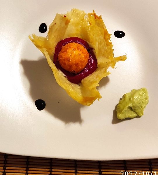 Tuorlo fritto su crema di rapa rossa e cialda di Parmigiano Reggiano ...