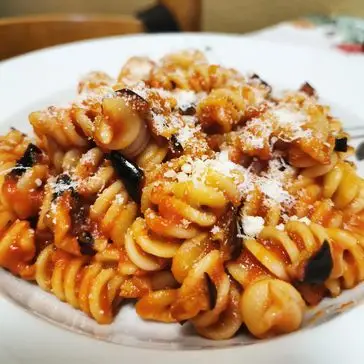 Girella di pasta fresca ripiena alla “norma” | Al.ta Cucina