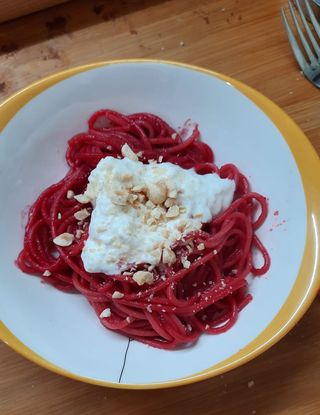 Spaghetti rossi con stracciatella e nocciole - Al.ta Cucina ...