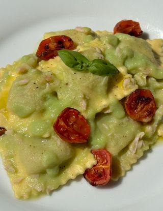 Ravioli ricotta e erbette Fini con crema di broccolo romanesco, salmone ...