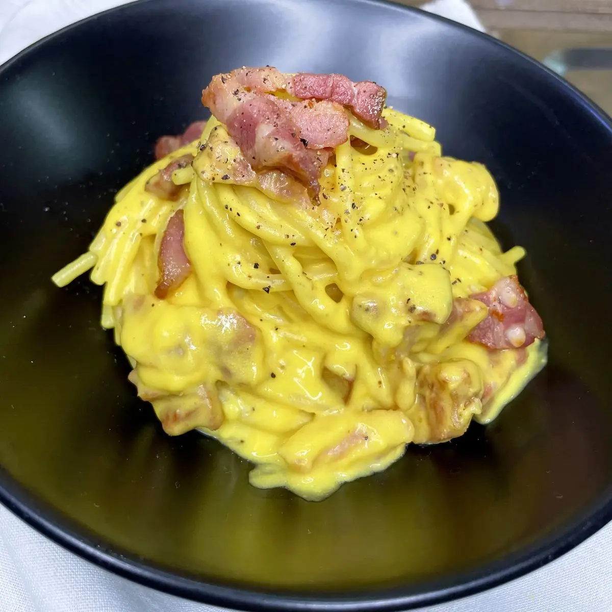 Spaghetti con crema di parmigiano, zafferano e pancetta affumicata | Al ...