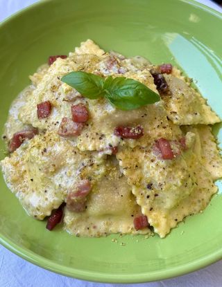 Ravioli scamorza e radicchio Fini Modena con crema di gorgonzola al ...