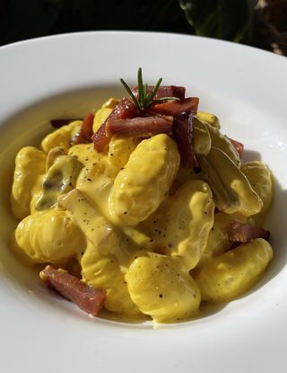 Gnocchi con crema di zafferano, Philadelphia e speck - Al.ta Cucina ...