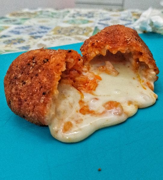 Arancino al ragù pugliese con cuore al caciocavallo - Al.ta Cucina ...