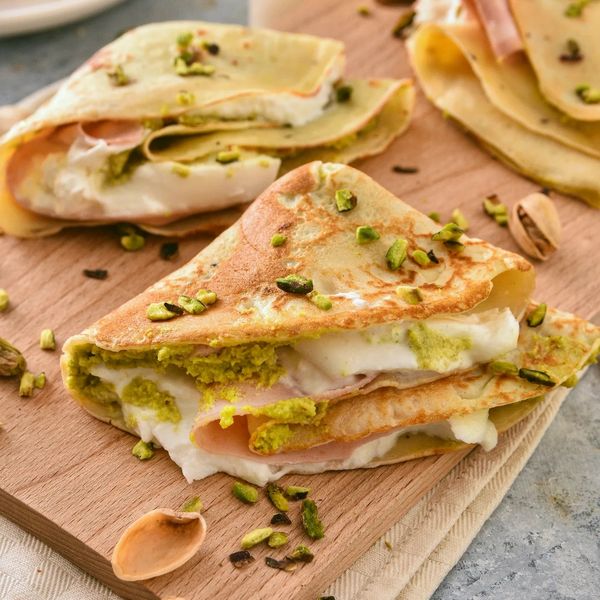 Crepes con pesto di pistacchi, burrata e mortadella - Al.Ta Cucina ...