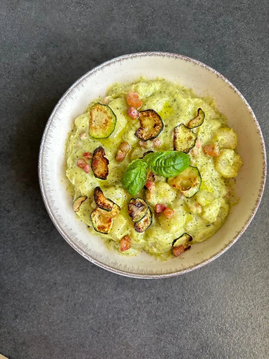Gnocchi con crema di zucchine, philadelphia e pancetta croccante | Al ...