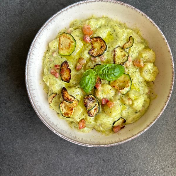 Gnocchi con crema di zucchine, philadelphia e pancetta croccante - Al ...