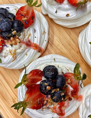 Cestini di meringa con panna e frutta fresca 🫐🍓 - Al.ta Cucina ...