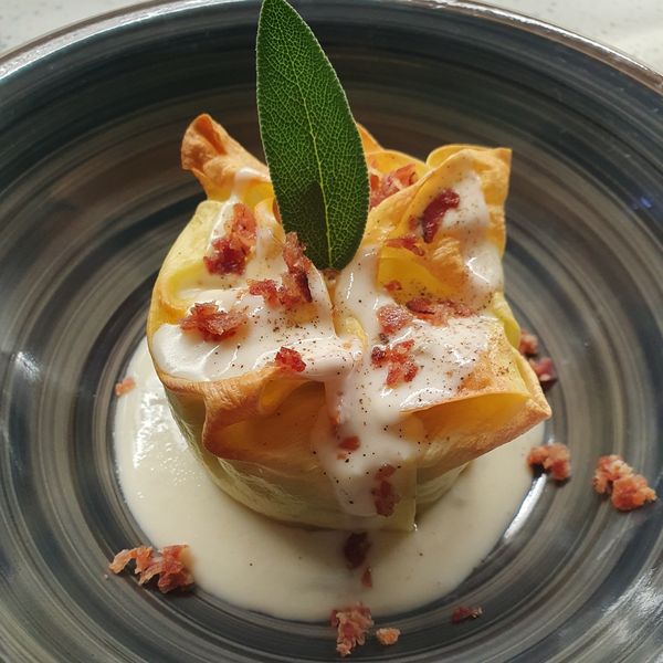 Fagottino con cuore di verdure, crema di formaggi e speck croccante ...