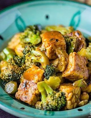 Tempe al curry con broccoli - Al.ta Cucina | heltamain