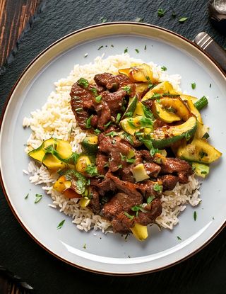 Straccetti di manzo con riso e zucchine - Al.ta Cucina | heltamain