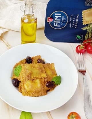 Ravioli agli asparagi di Fini con crema di ricotta e pomodorini secchi ...