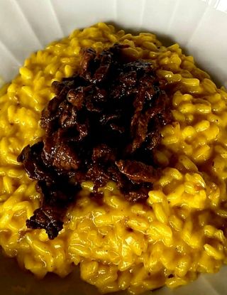 Risotto con midollo e zafferano con straccetti di Angus in aceto ...