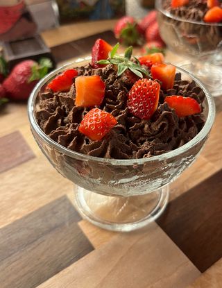 Mousse al cioccolato fondente con rum e fragole - Al.ta Cucina | giadaconti