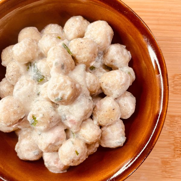 Gnocchi di ricotta con crema di ricotta, grana padano e porchetta ...