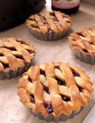 Crostatine con crema di ricotta e confettura di ciliegia - Al.ta Cucina ...