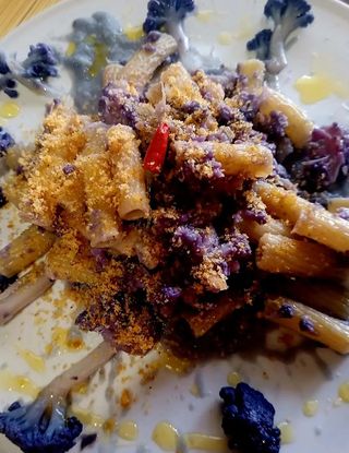 TORTIGLIONI CON CAVOLFIORE VIOLETTO DI SICILIA E PANURA CROCCANTE - Al ...