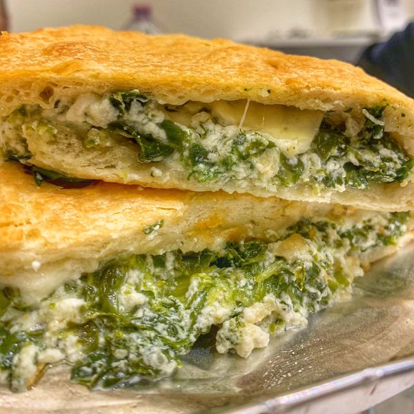 Calzone ripieno con spinaci, ricotta, fior di latte e Parmigiano - Al ...