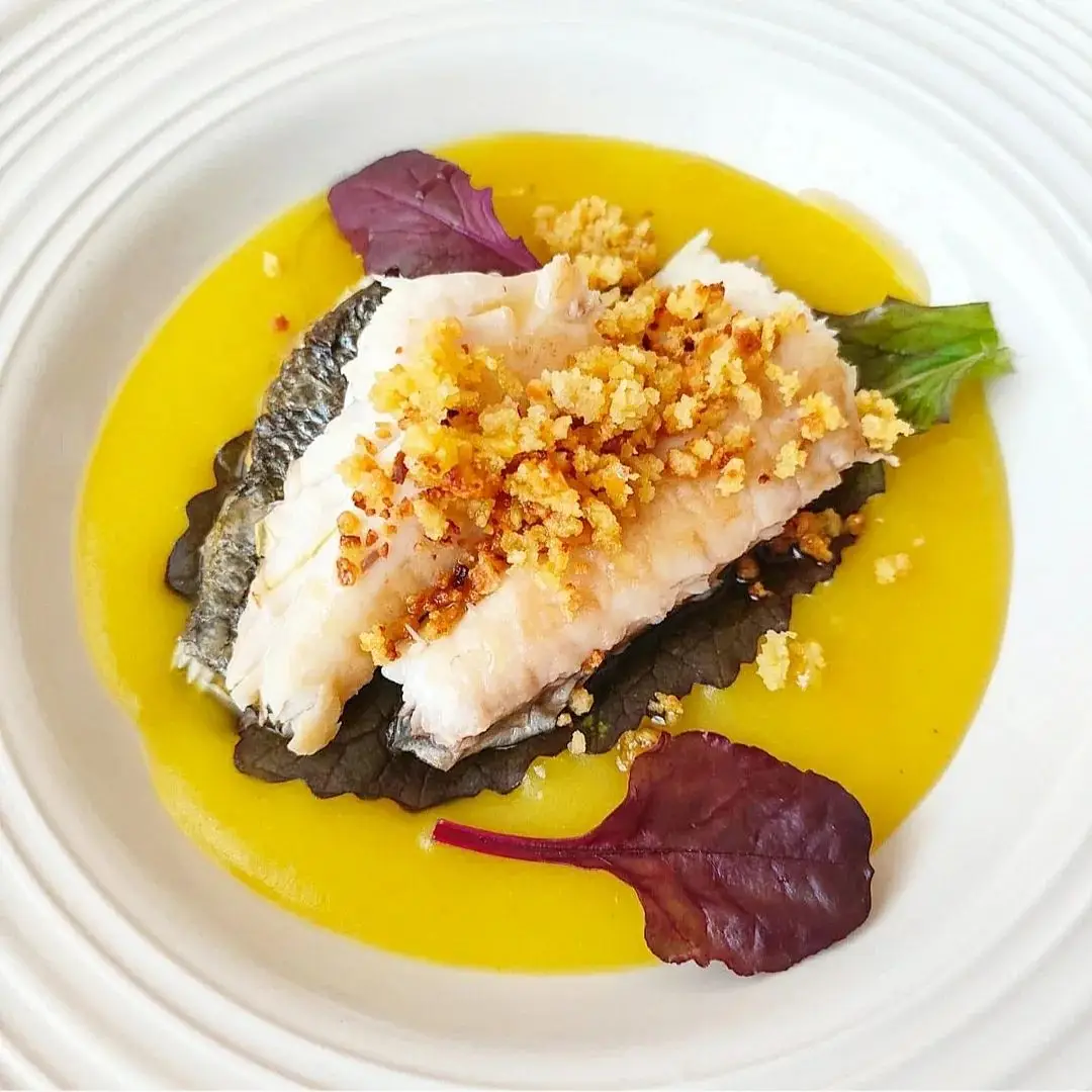 Filetti di orata su cremoso di patate alla curcuma, zest di limone e ...