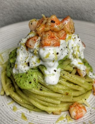 SPAGHETTI CON CREMA DI ZUCCHINE, STRACCIATELLA E GAMBERI - Al.ta Cucina ...