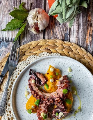 Polpo scottato, quenelle di patata dolce e Mayo di polpo - Al.ta Cucina ...