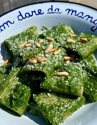 Gigantoni con pesto di spinaci, pinoli e pecorino - Al.ta Cucina ...