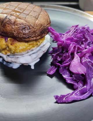 Panino Portobello con Burger di pollo speziato e cavolo viola - Al.ta ...