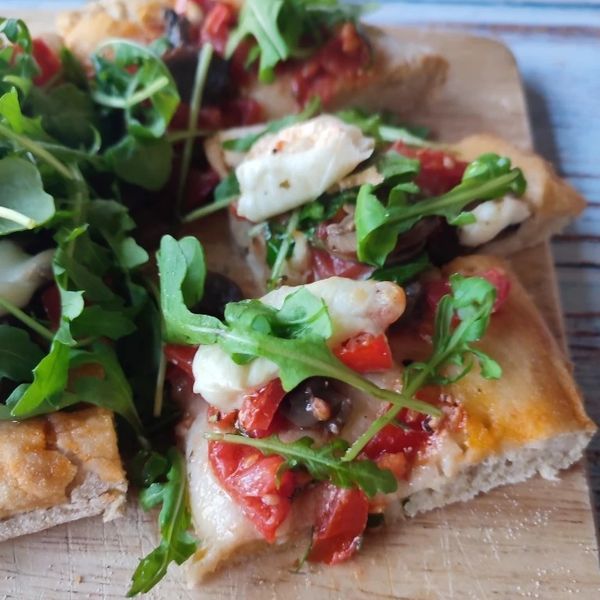 Pinsa romana con bufala, funghi trifolati, pomodorino e rucola - Al.Ta ...