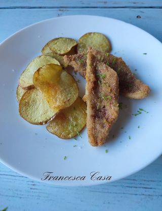Filetti di triglia a cotoletta e chips di patate - Al.ta Cucina ...