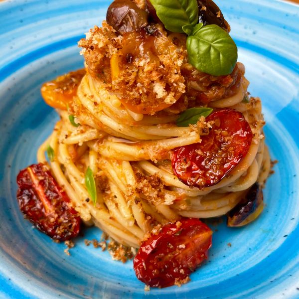 Spaghetti con crema di pomodorini rossi e gialli confit, tonno, olive ...