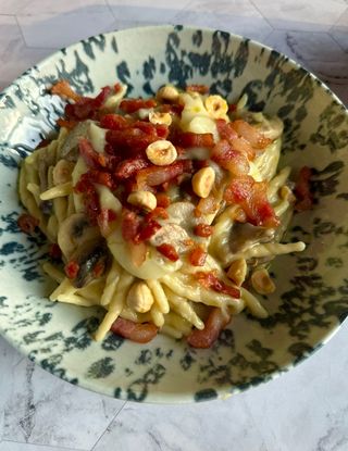 Trofie con crema di patate, funghi misti, stick di guanciale croccante ...