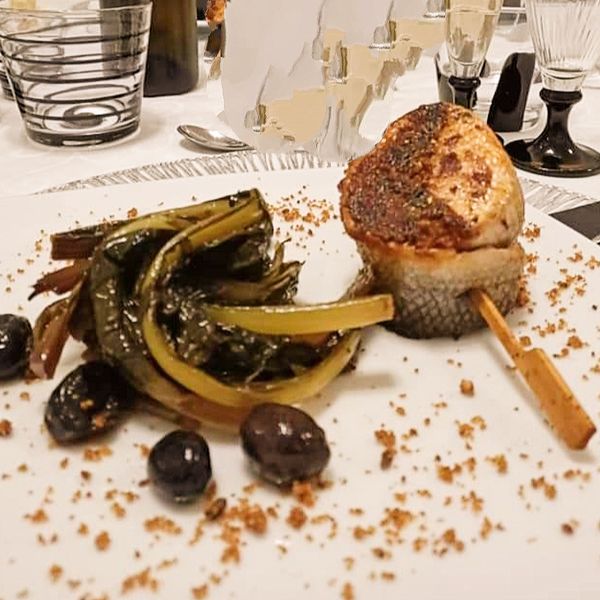 Rotolo di Spigola con contorno di Catalogna saltata e Olive nere - Al ...